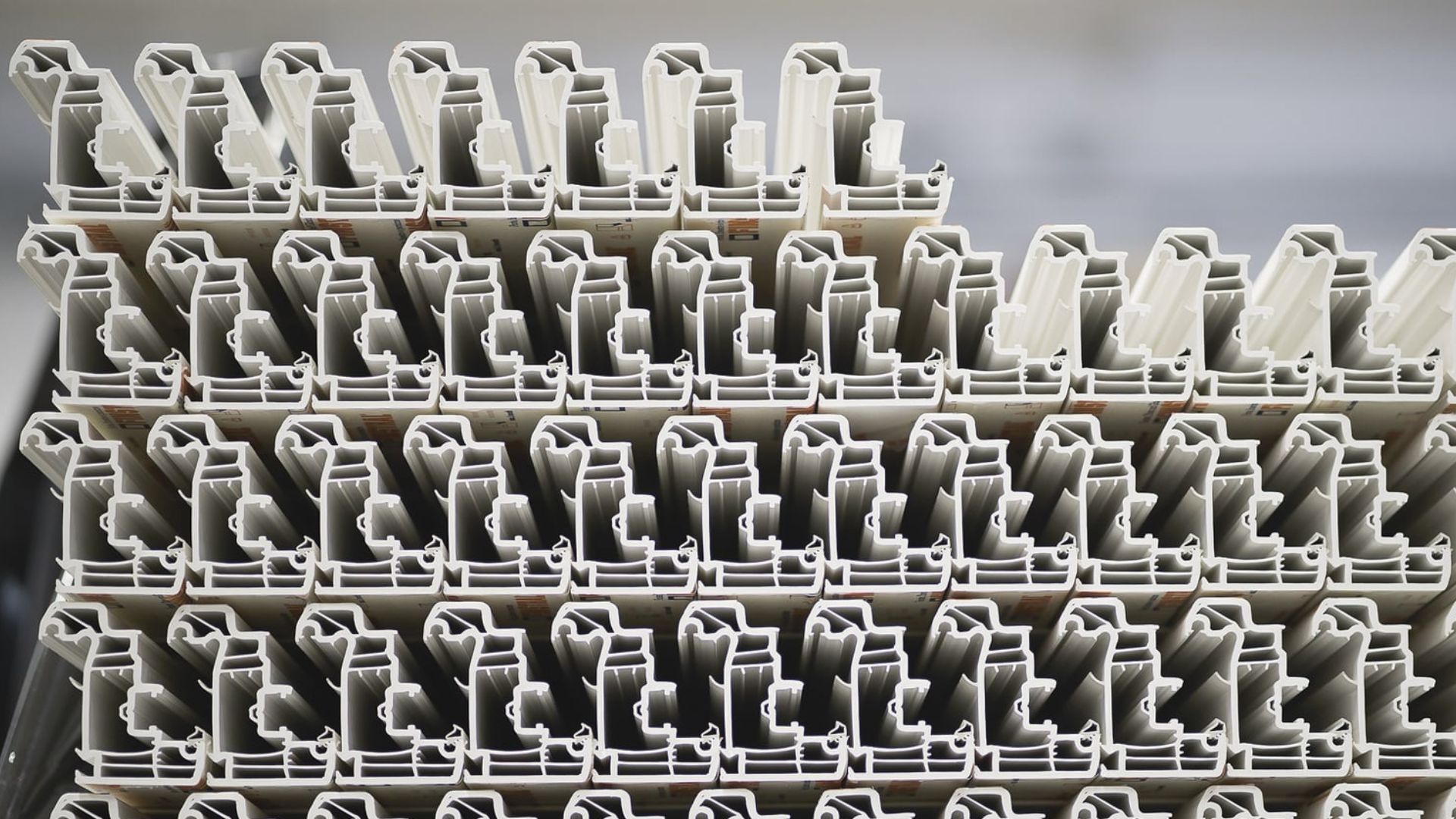 Descubre la calidad y precisión en la fabricación de perfiles de PVC ...